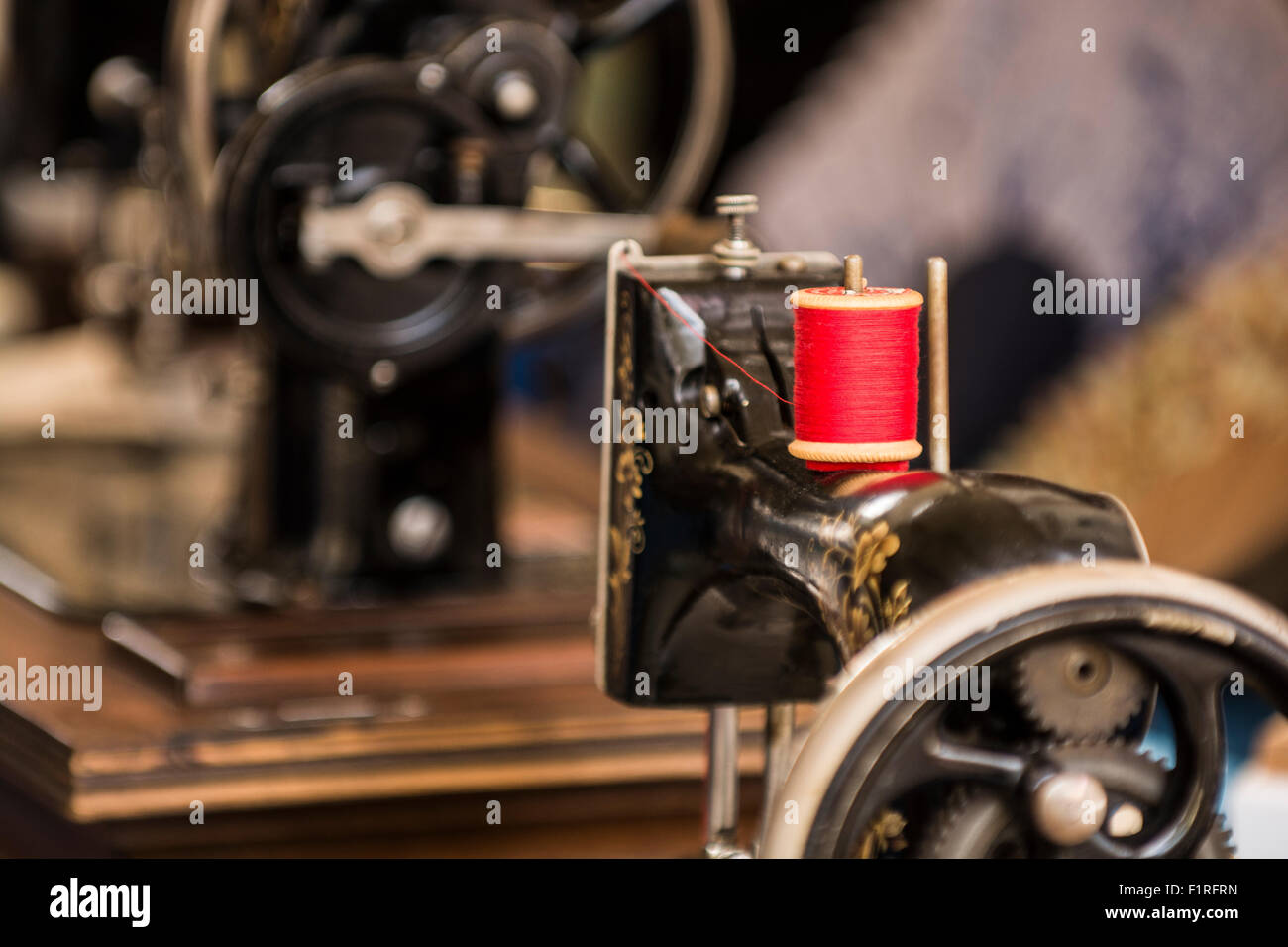 Antique sewing machines hi-res stock photography and images - Alamy