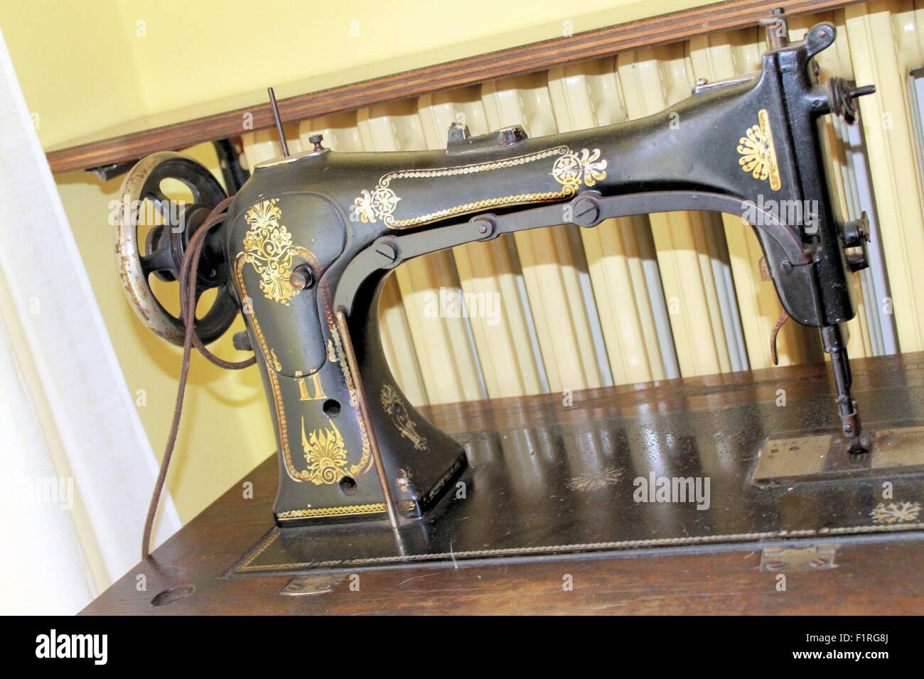 antique sewing machine Stock Photo - Alamy