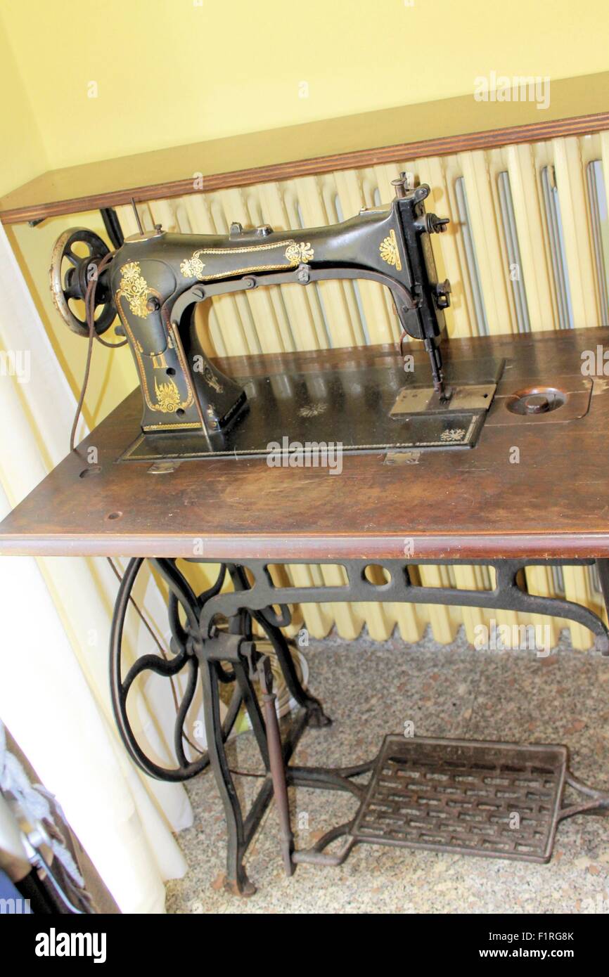 antique sewing machine Stock Photo - Alamy