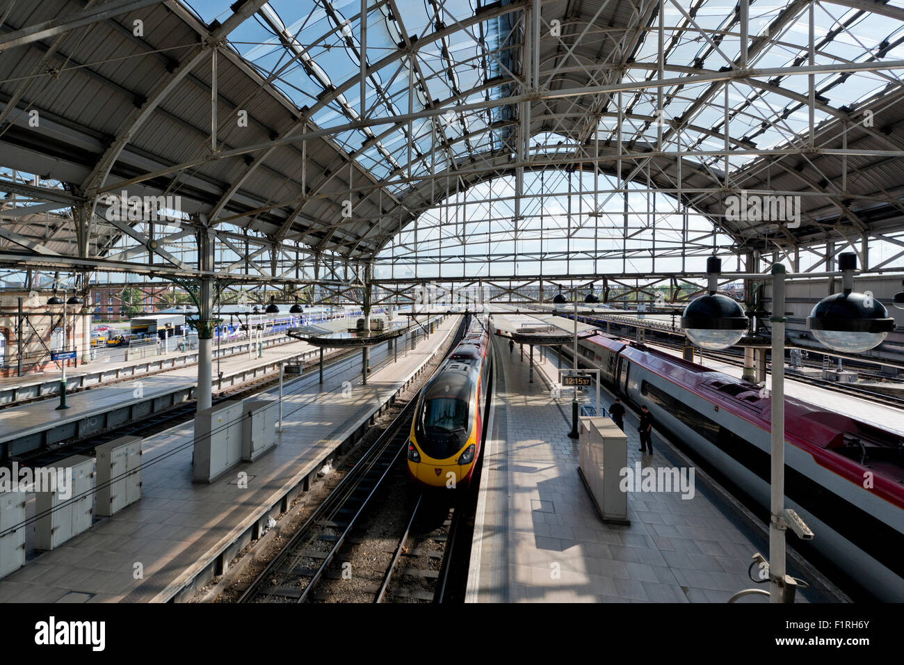 Trains at manchester piccadilly station hi-res stock photography and ...