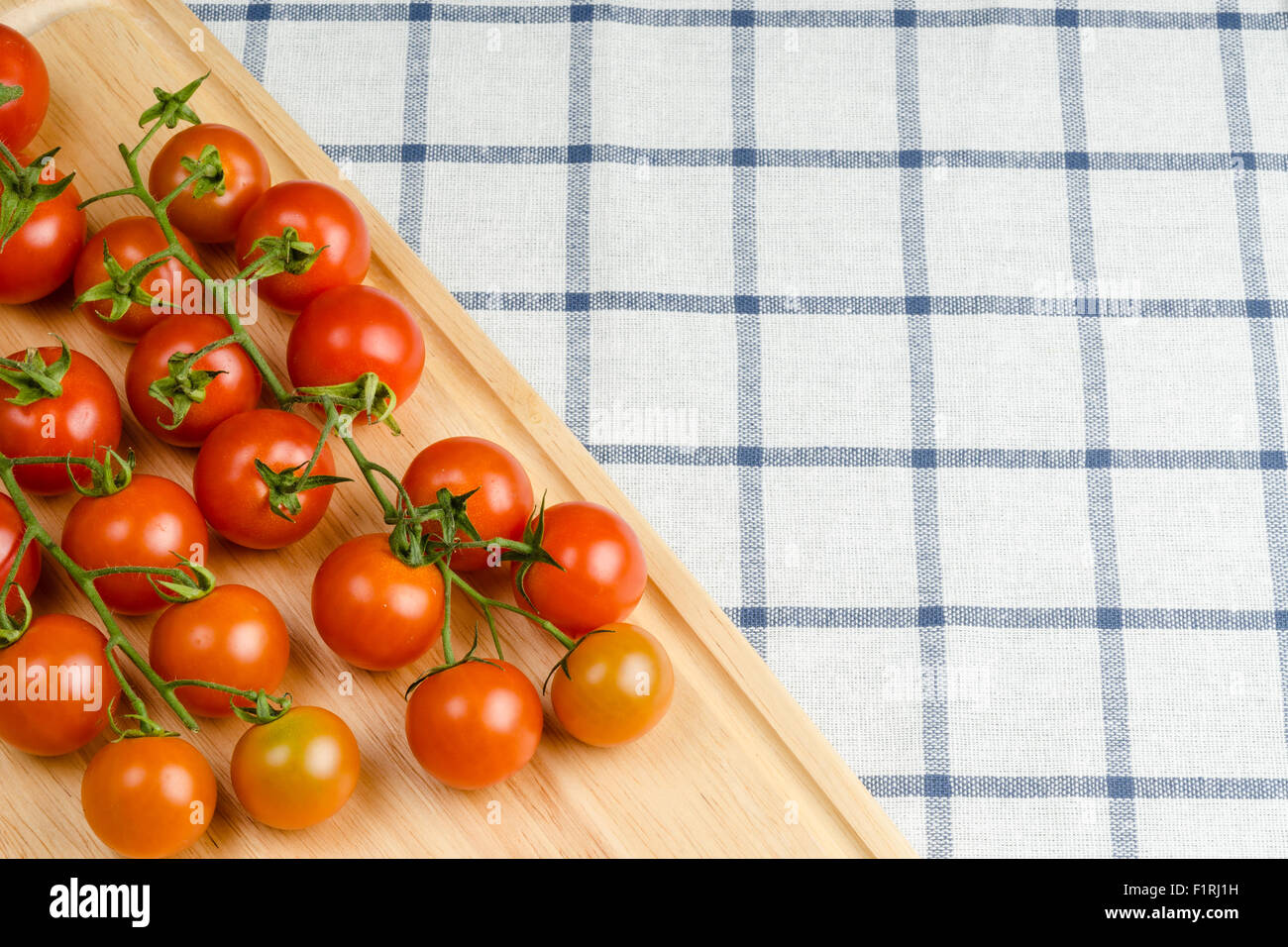 tomato, cutting board wood, tablecloth Stock Photo - Alamy
