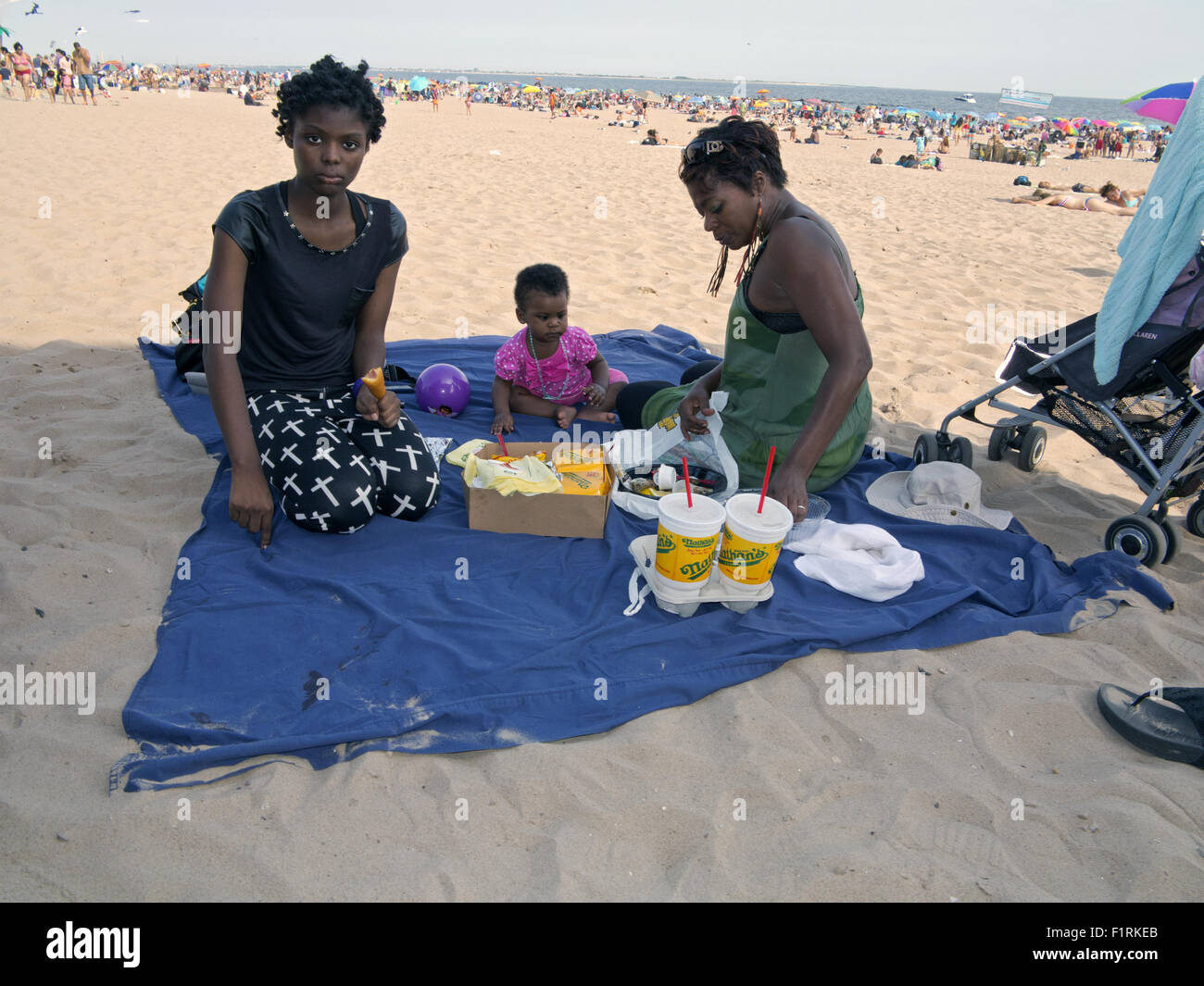 Food beach family hi-res stock photography and images - Alamy