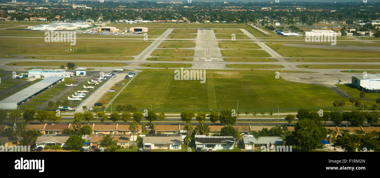 Miami airport runway hi-res stock photography and images - Alamy
