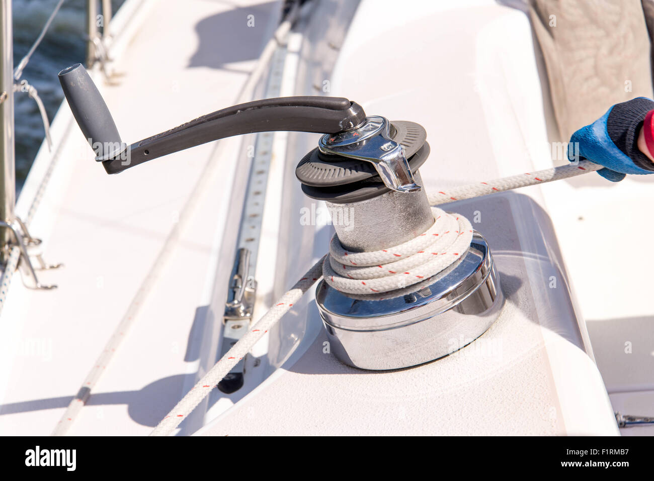 sailing a yacht in the open ocean Stock Photo - Alamy