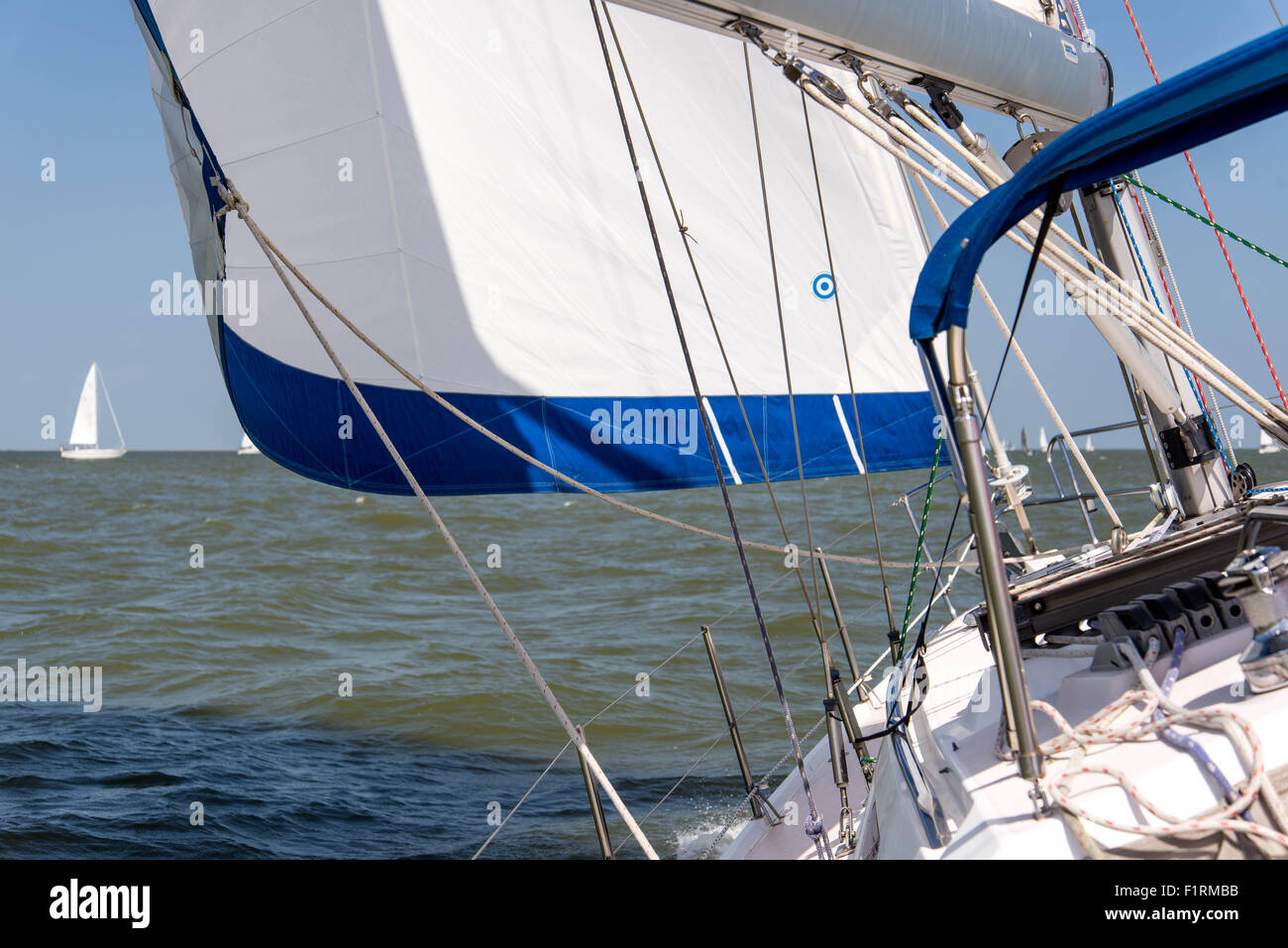 sailing a yacht in the open ocean Stock Photo - Alamy