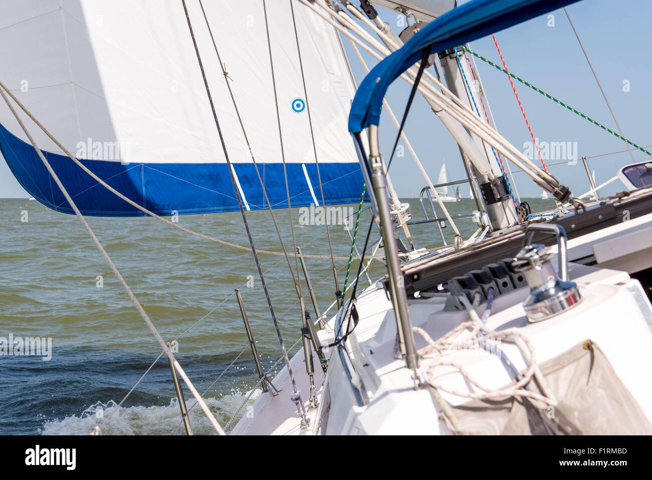 sailing a yacht in the open ocean Stock Photo - Alamy