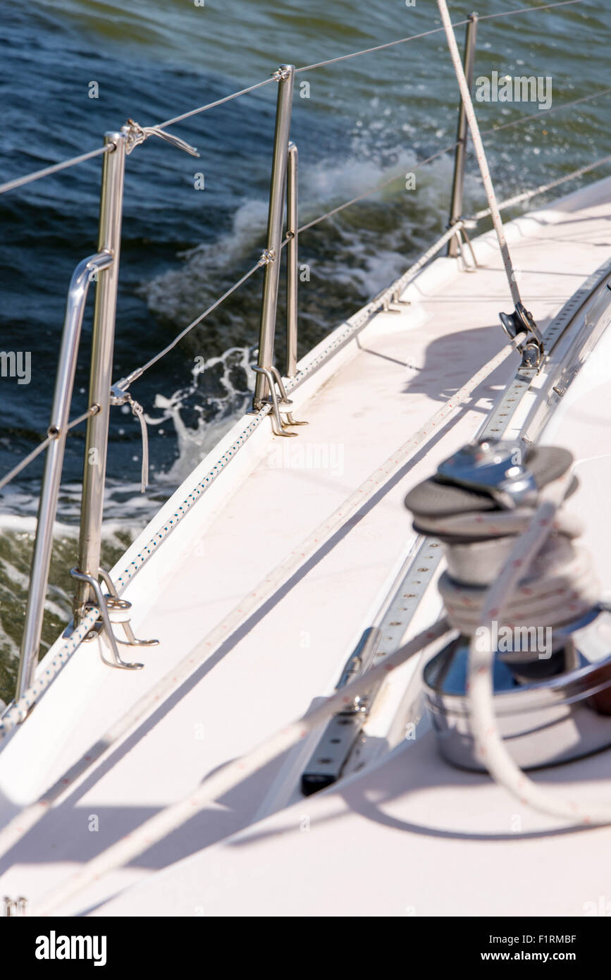 sailing a yacht in the open ocean Stock Photo - Alamy