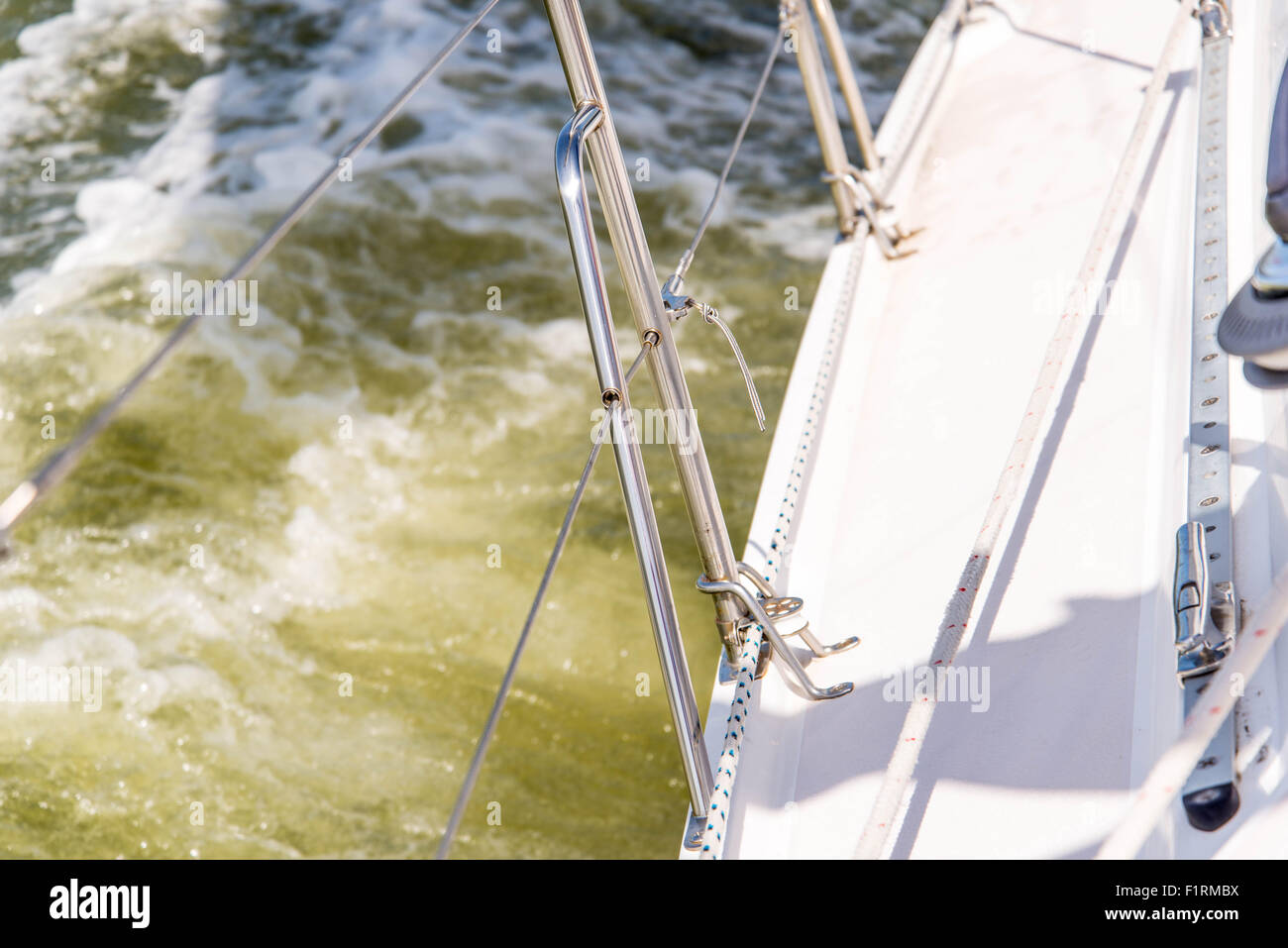 sailing a yacht in the open ocean Stock Photo - Alamy