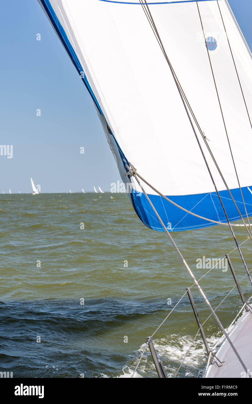 sailing a yacht in the open ocean Stock Photo - Alamy