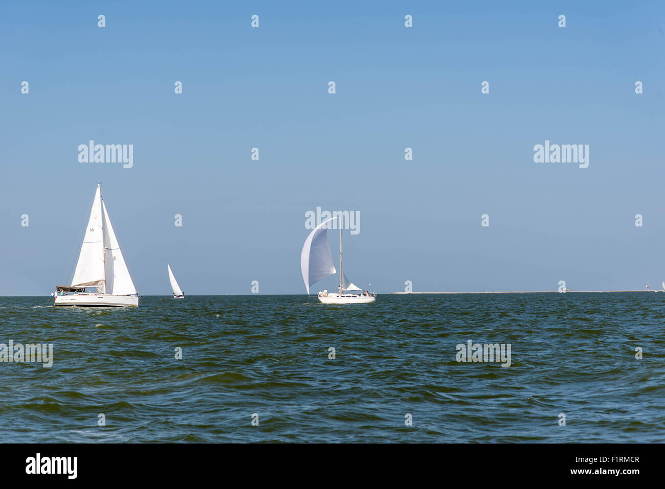 sailing a yacht in the open ocean Stock Photo - Alamy
