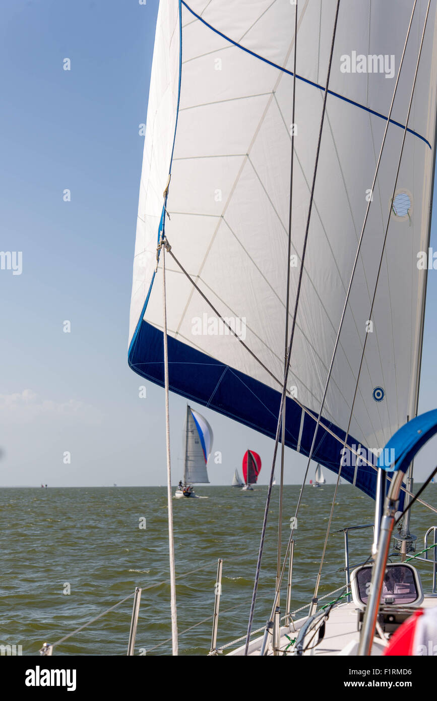 sailing a yacht in the open ocean Stock Photo - Alamy