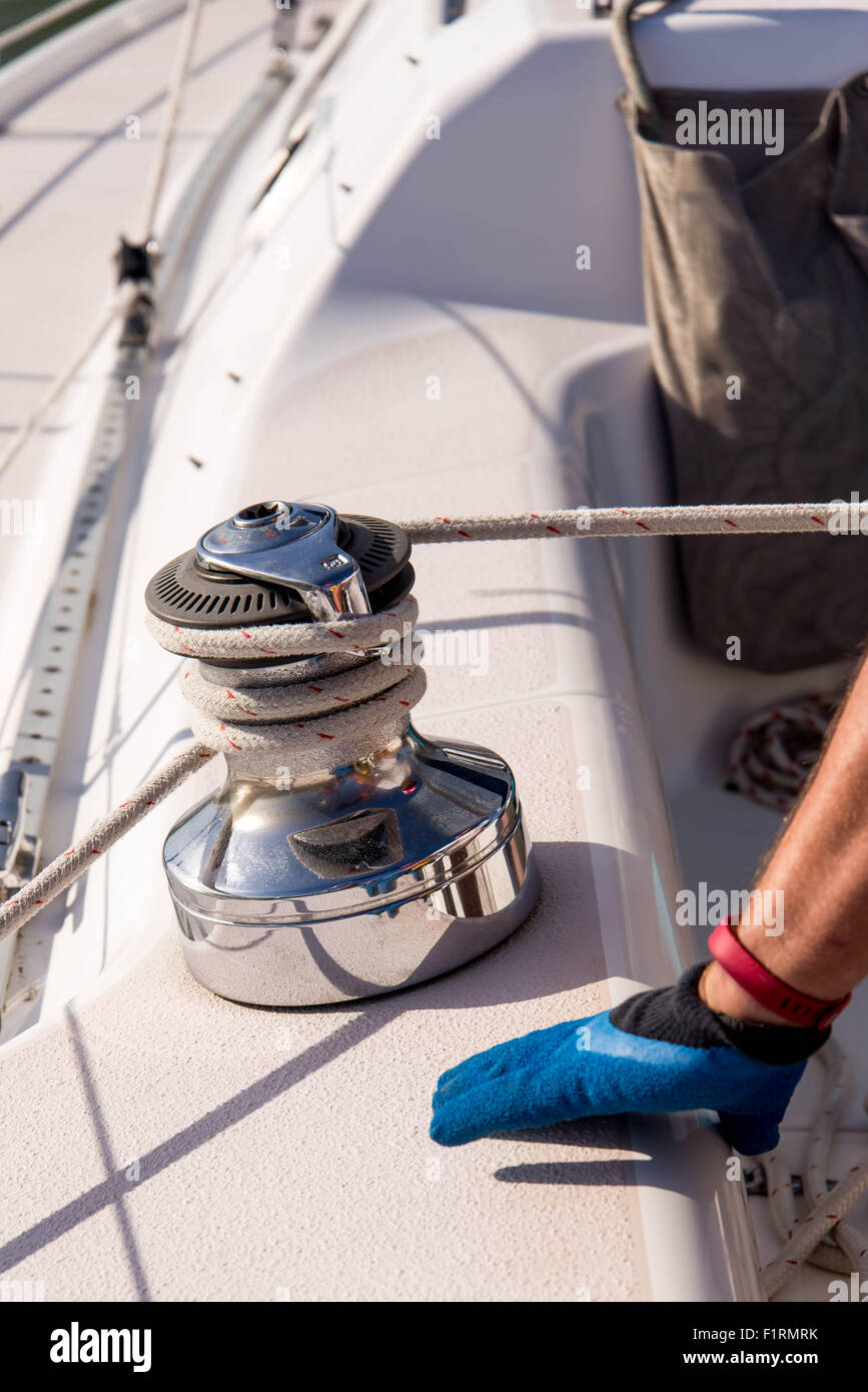 sailing a yacht in the open ocean Stock Photo - Alamy
