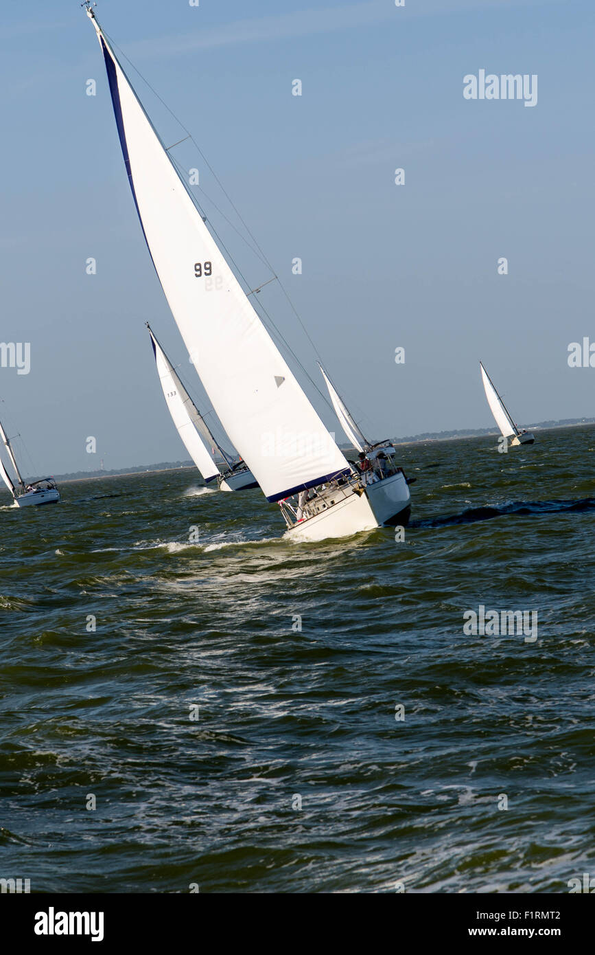 sailing a yacht in the open ocean Stock Photo - Alamy
