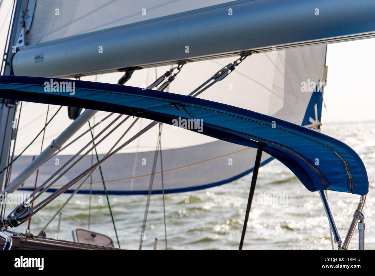 sailing a yacht in the open ocean Stock Photo - Alamy