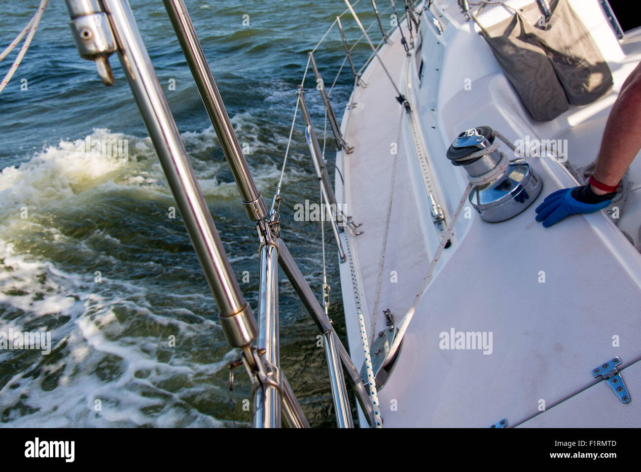 sailing a yacht in the open ocean Stock Photo - Alamy