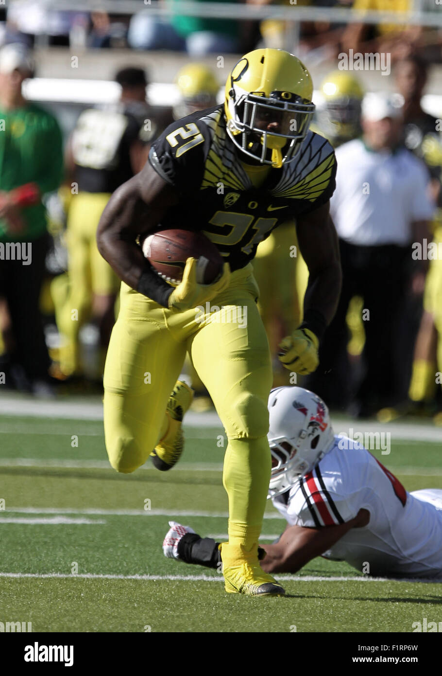 Autzen Stadium, Eugene, OR, USA. 5th Sep, 2015. Oregon running back ...