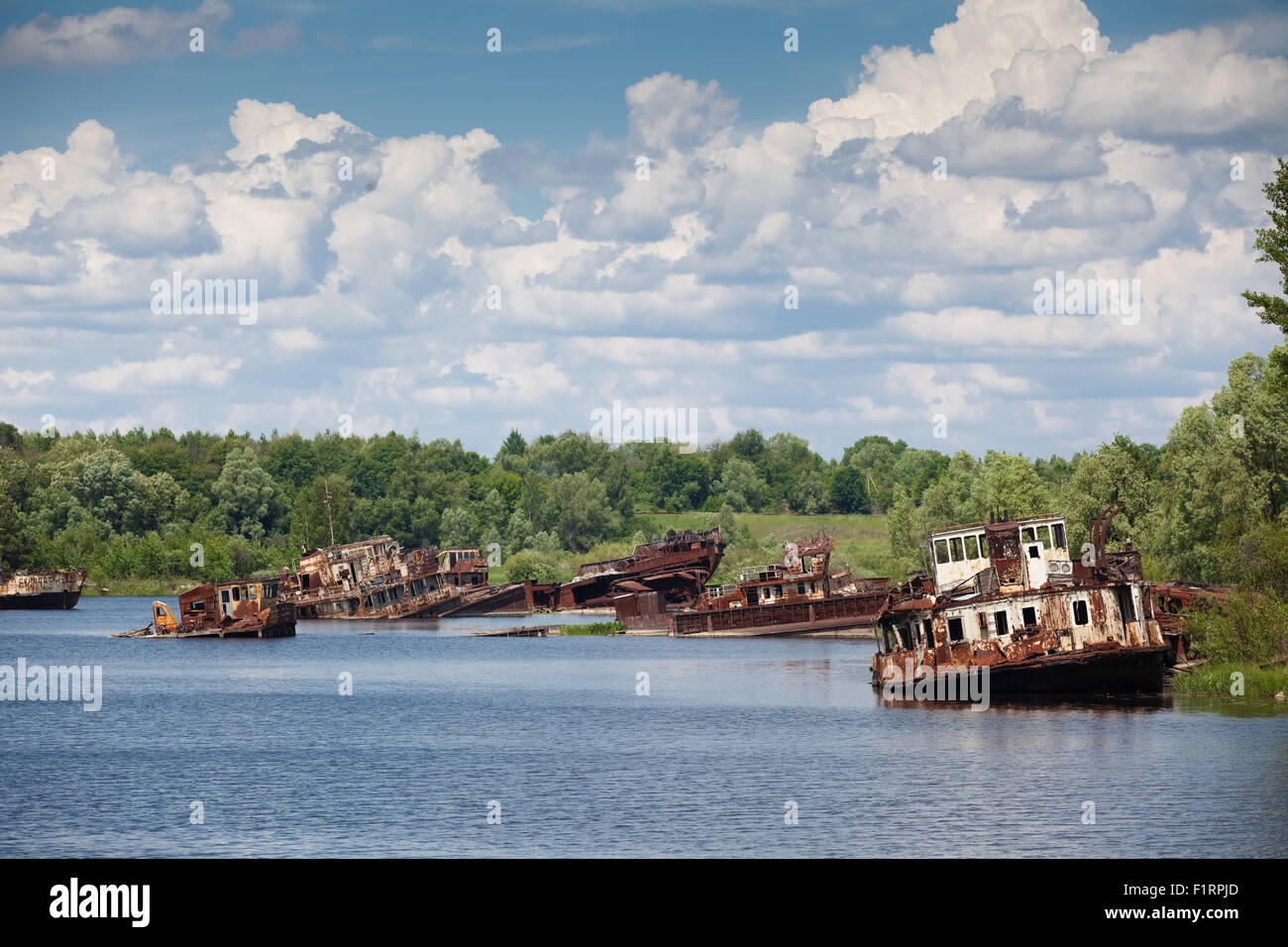 Rusty boats hi-res stock photography and images - Alamy
