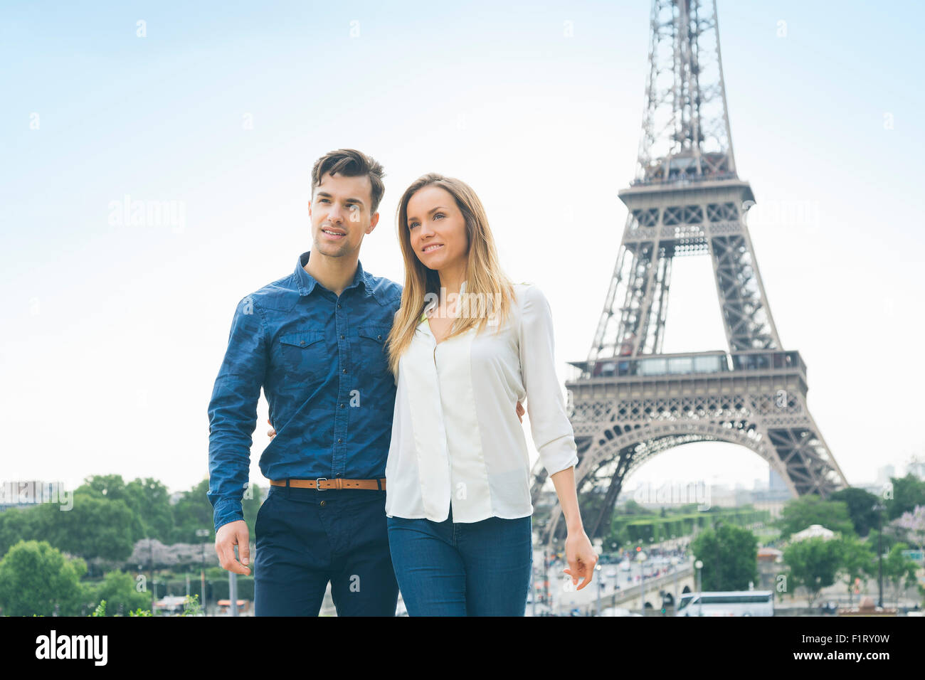 Couple standing front eiffel tower hi-res stock photography and images ...