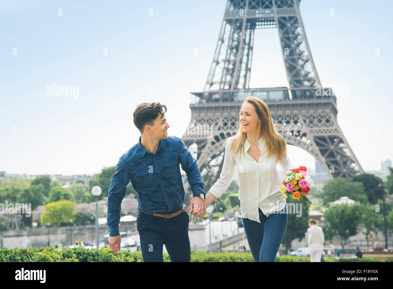 Couple standing front eiffel tower hi-res stock photography and images ...