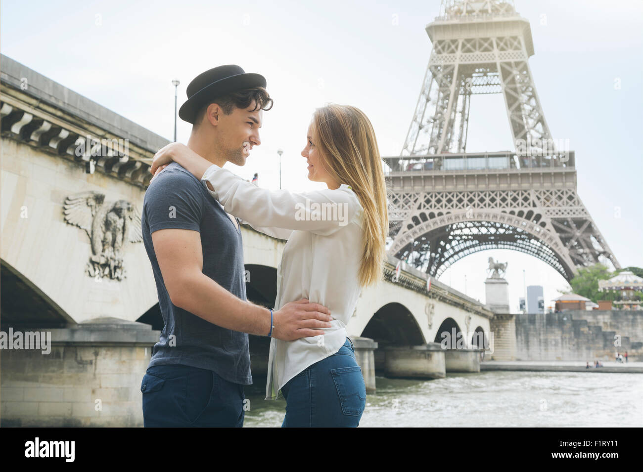Couple standing front eiffel tower hi-res stock photography and images ...