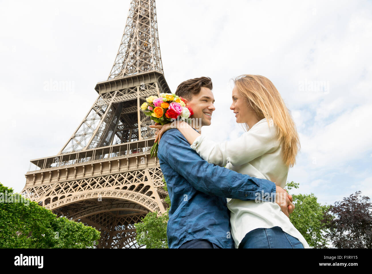 Couple dating in Paris Stock Photo - Alamy