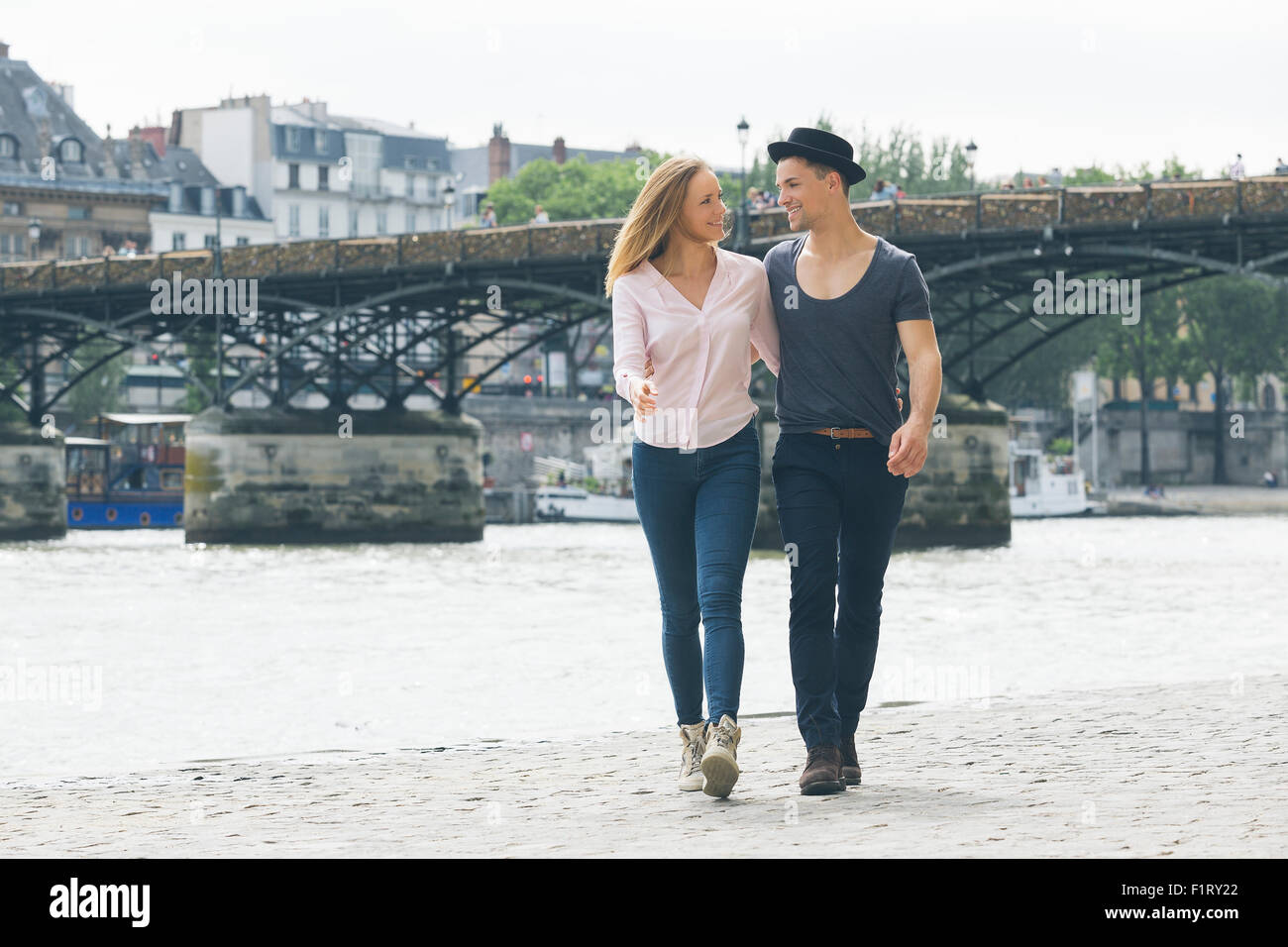 Couple dating in Paris Stock Photo - Alamy