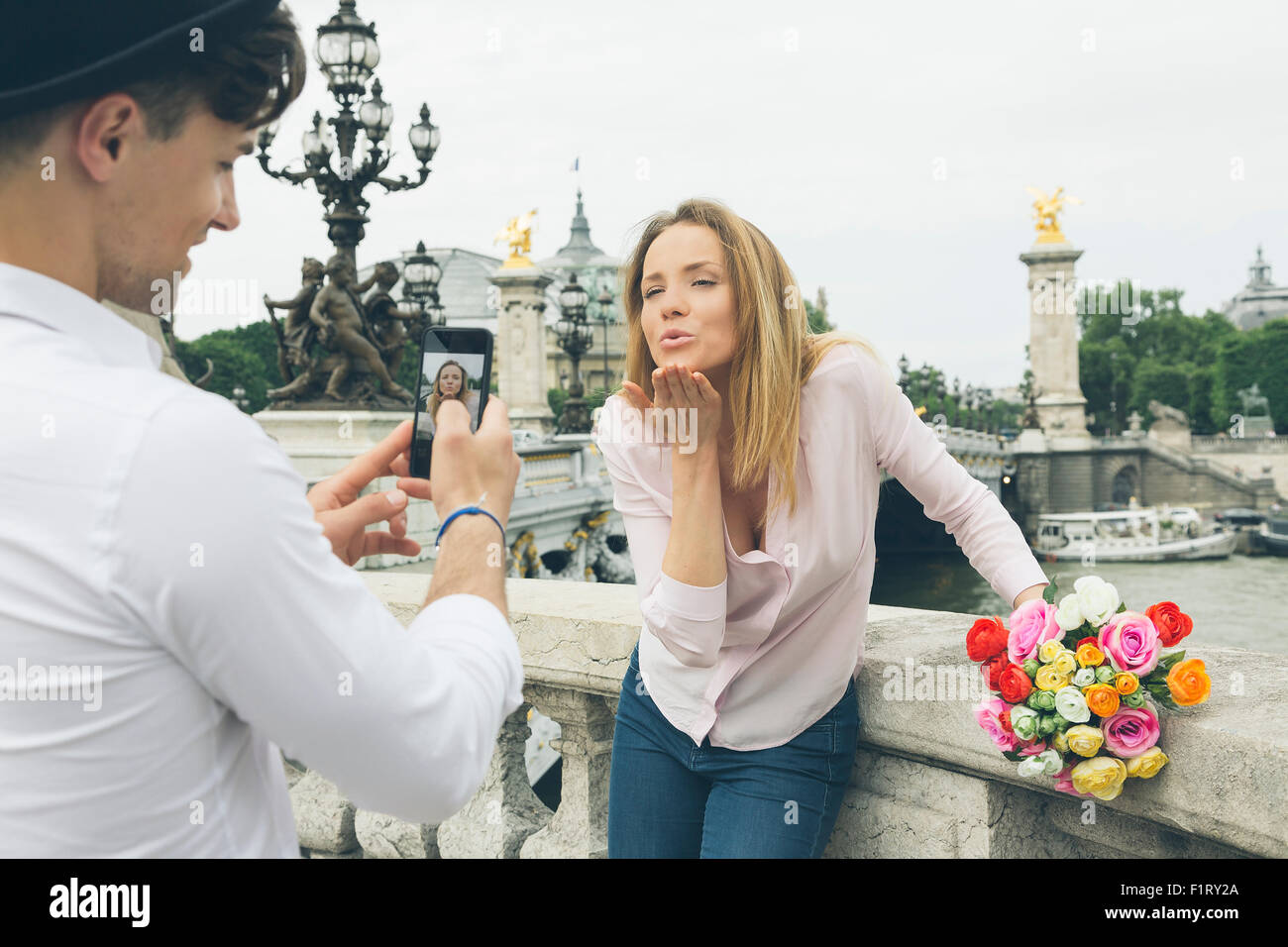 couple dating in Paris Stock Photo - Alamy