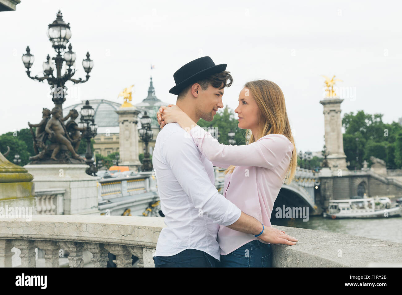 Couple dating in Paris Stock Photo - Alamy