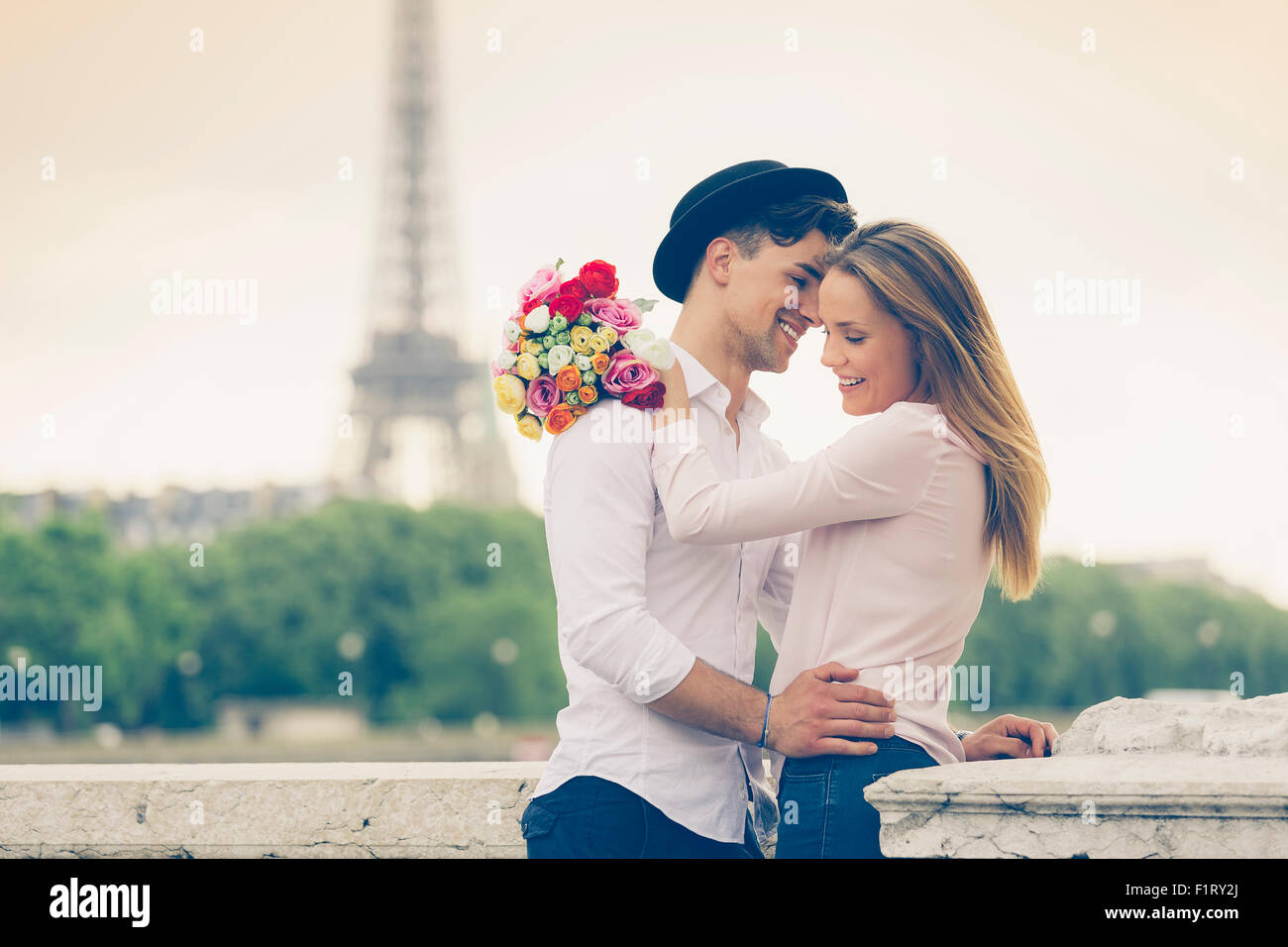 Couple dating in Paris Stock Photo - Alamy