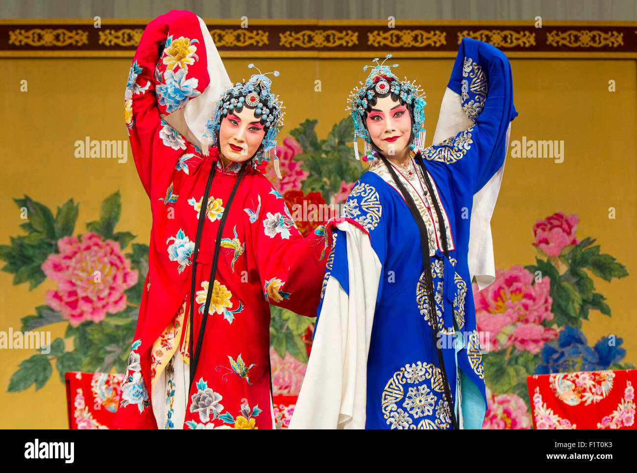 (150907) -- MISSISSAUGA, Sept. 7, 2015(Xinhua) -- Peking Opera artist ...