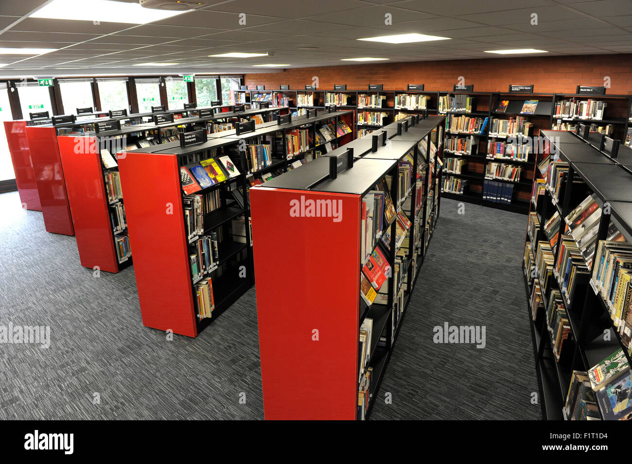 Modern school library Stock Photo - Alamy