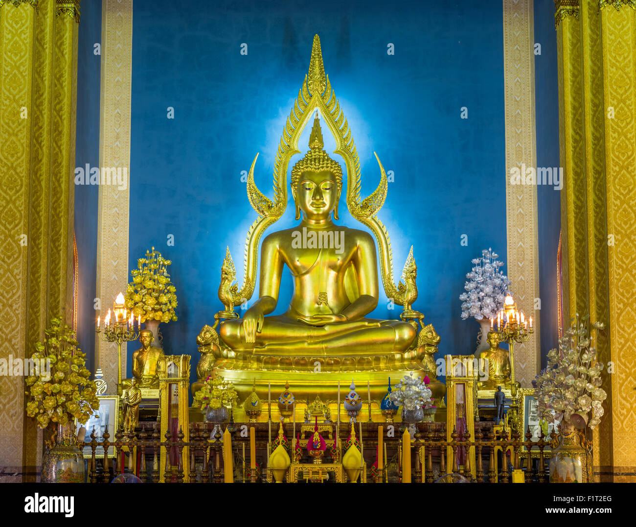Golden buddha statue in bangkok hi-res stock photography and images - Alamy