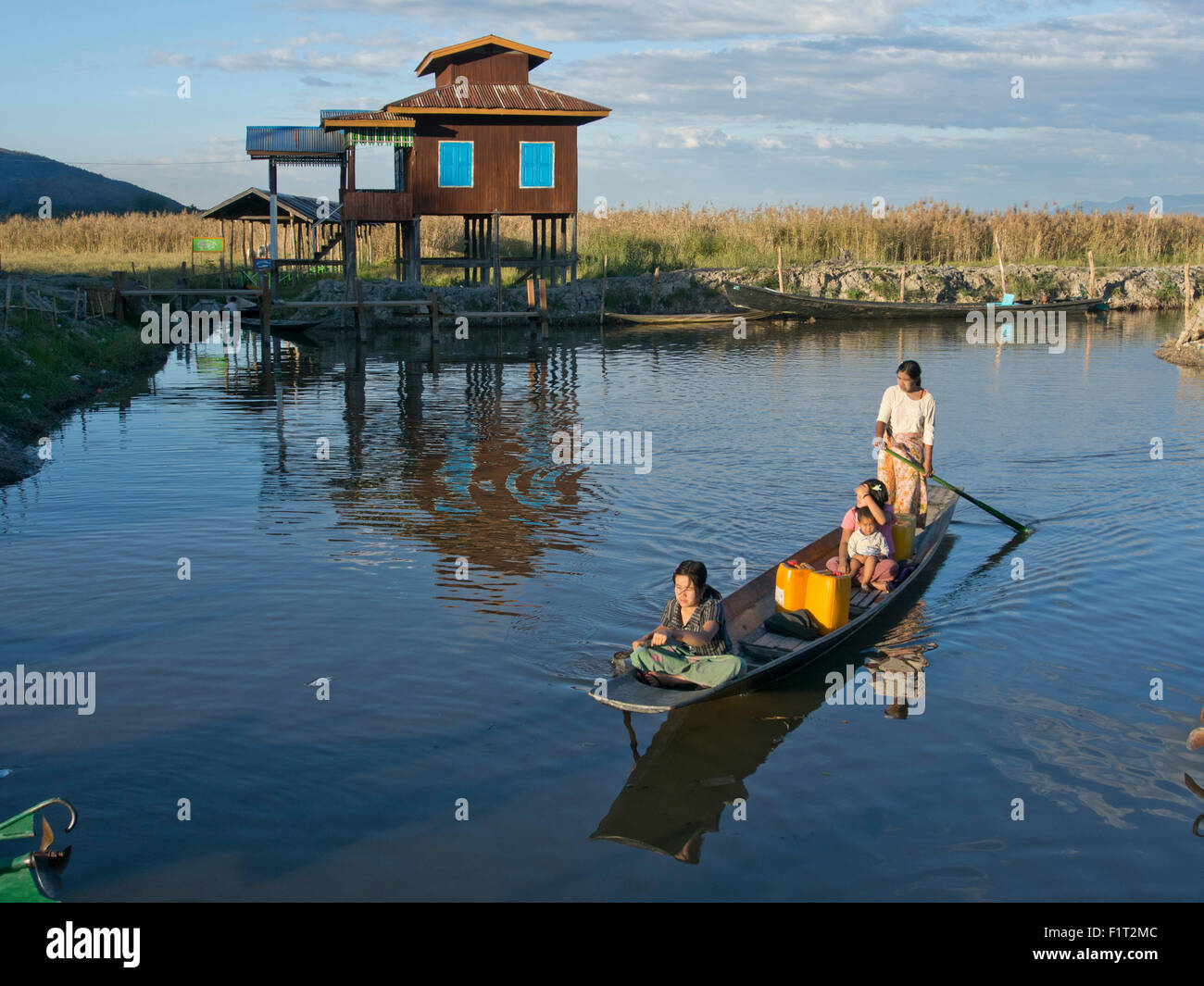 People sitting on a boat hi-res stock photography and images - Alamy