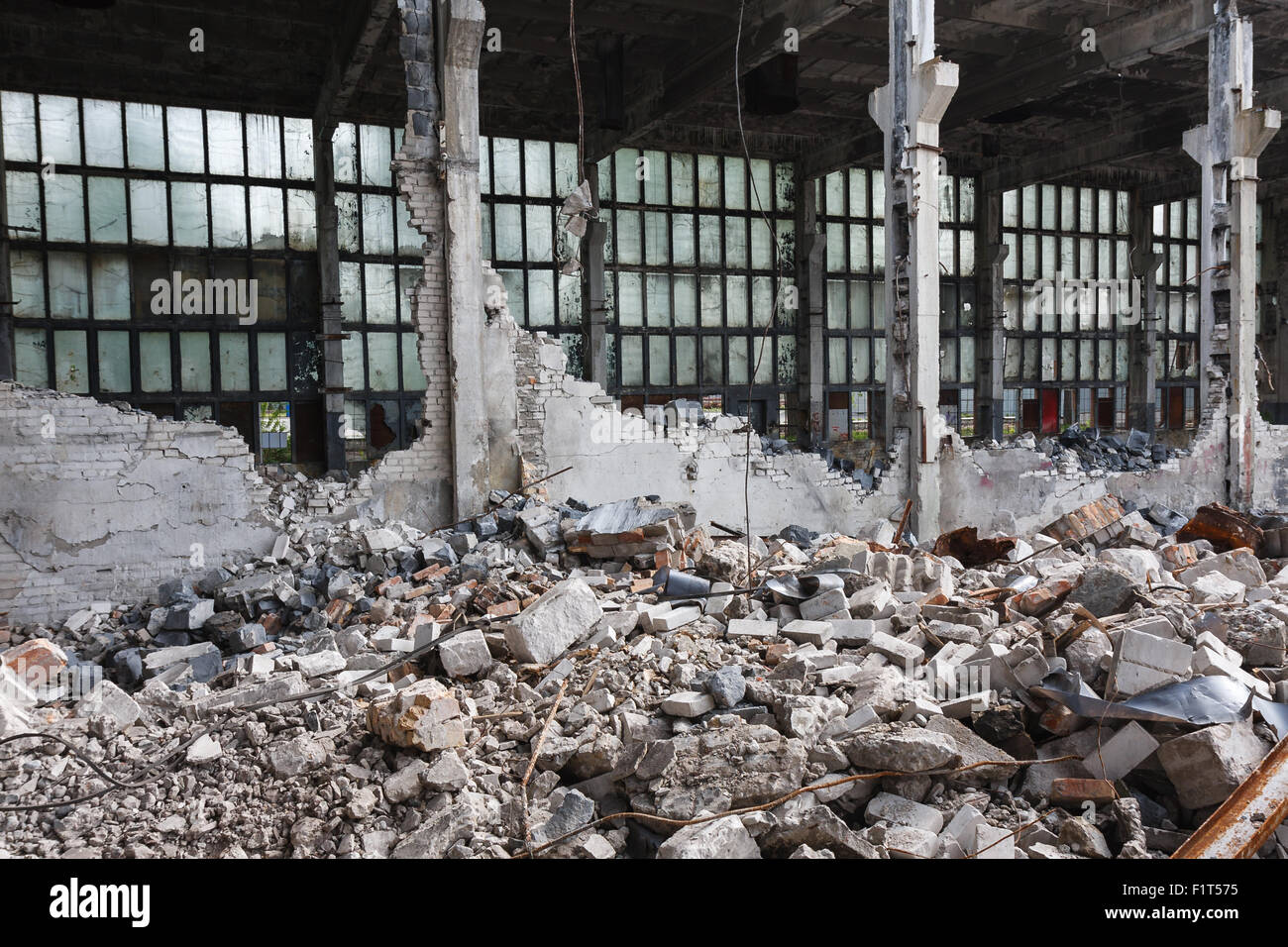 War damaged ruins iraq hi-res stock photography and images - Alamy