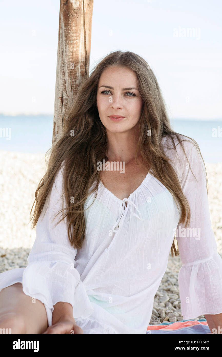 Woman brown hair beach hi-res stock photography and images - Alamy