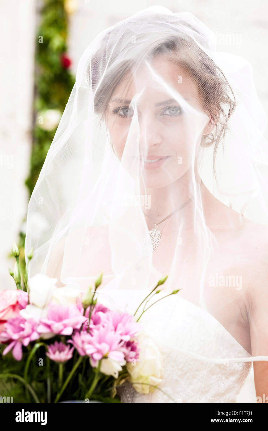 Portrait of bride with veil and bouquet Stock Photo - Alamy