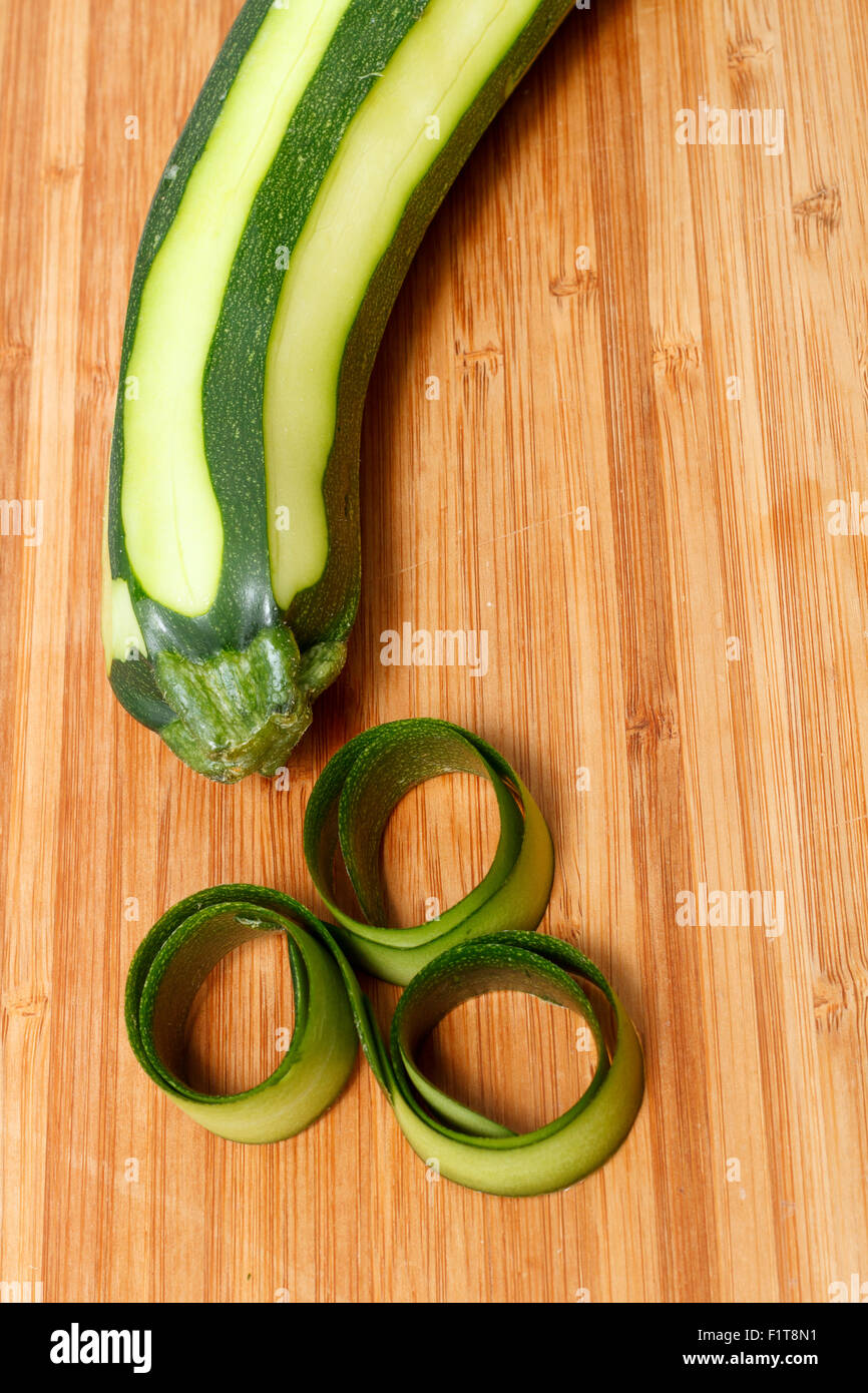Cutting board with peeled zucchini Stock Photo - Alamy