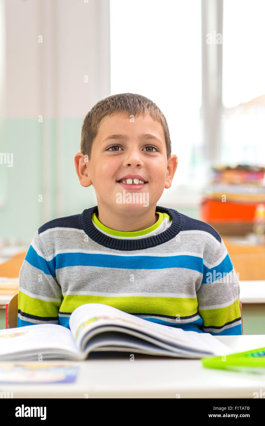 School children sitting on bench hi-res stock photography and images ...