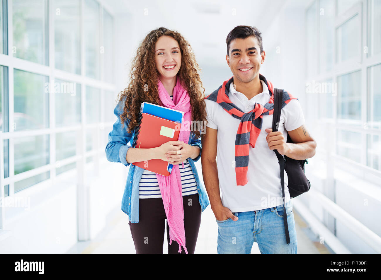 College couple hi-res stock photography and images - Alamy