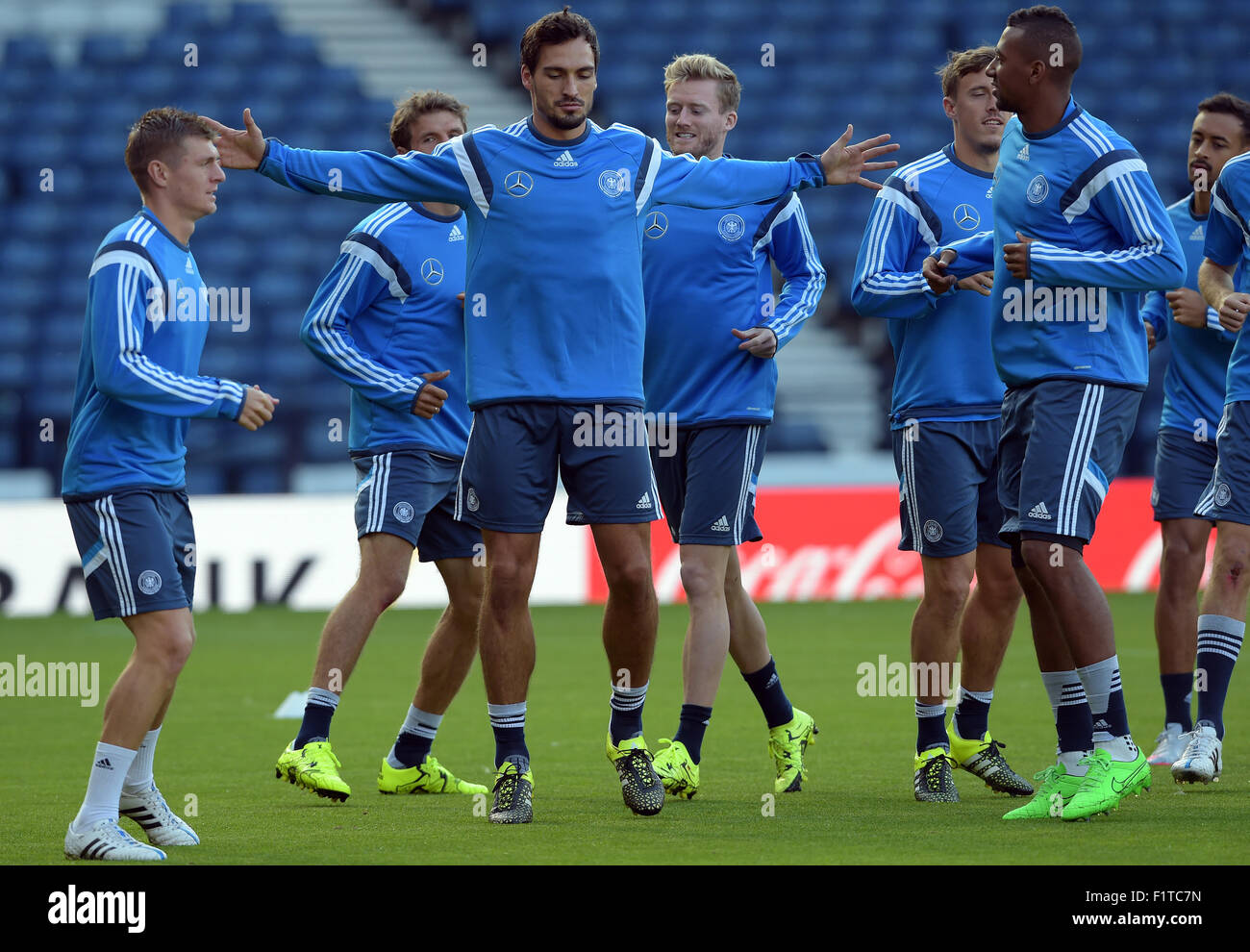 Toni kroos thomas mueller hi-res stock photography and images - Alamy