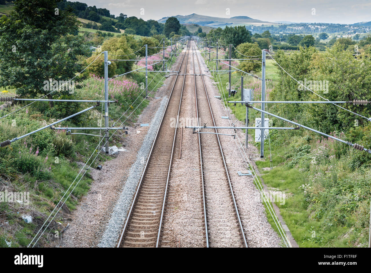 Overhead wire hi-res stock photography and images - Alamy