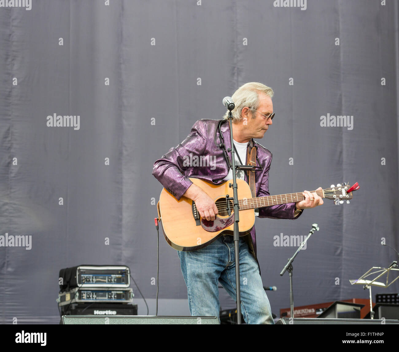 Ewhurst, Surrey, England, UK. 5th September 2015. Chris Jagger performs ...