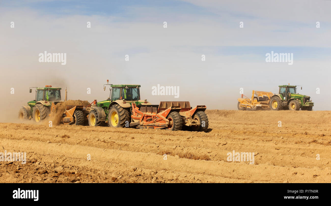 Moving tractors hi-res stock photography and images - Alamy