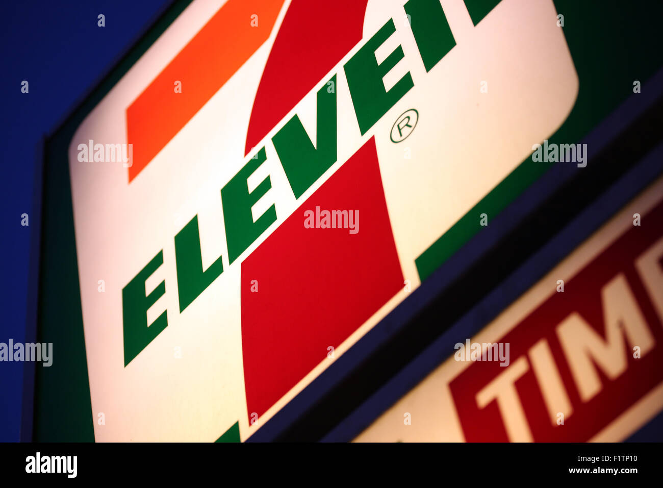 Kiosk 7-eleven at night. Illuminated sign Stock Photo - Alamy