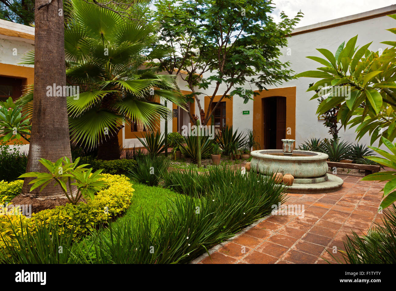 Mexican courtyard hi-res stock photography and images - Alamy