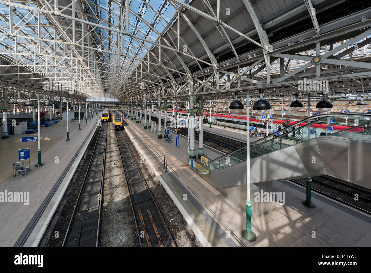 The inside of Manchester Piccadilly railway train station on a sunny ...