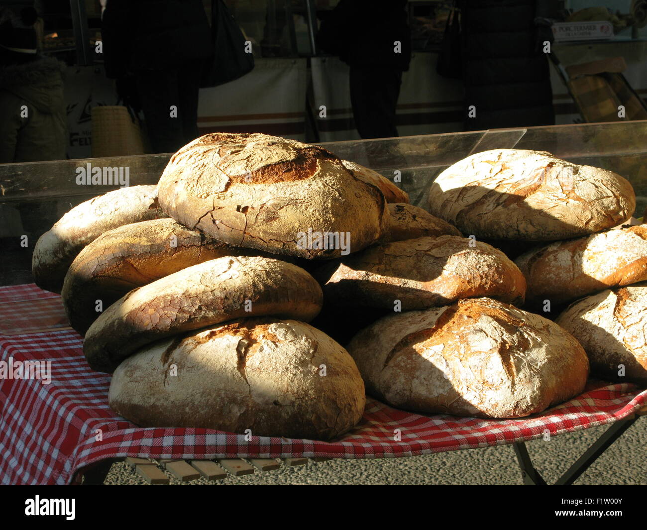 Paris early morning food market hi-res stock photography and images - Alamy