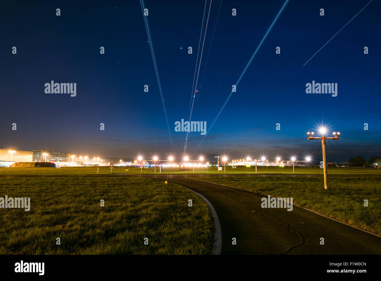 Airplanes landing at night hi-res stock photography and images - Alamy