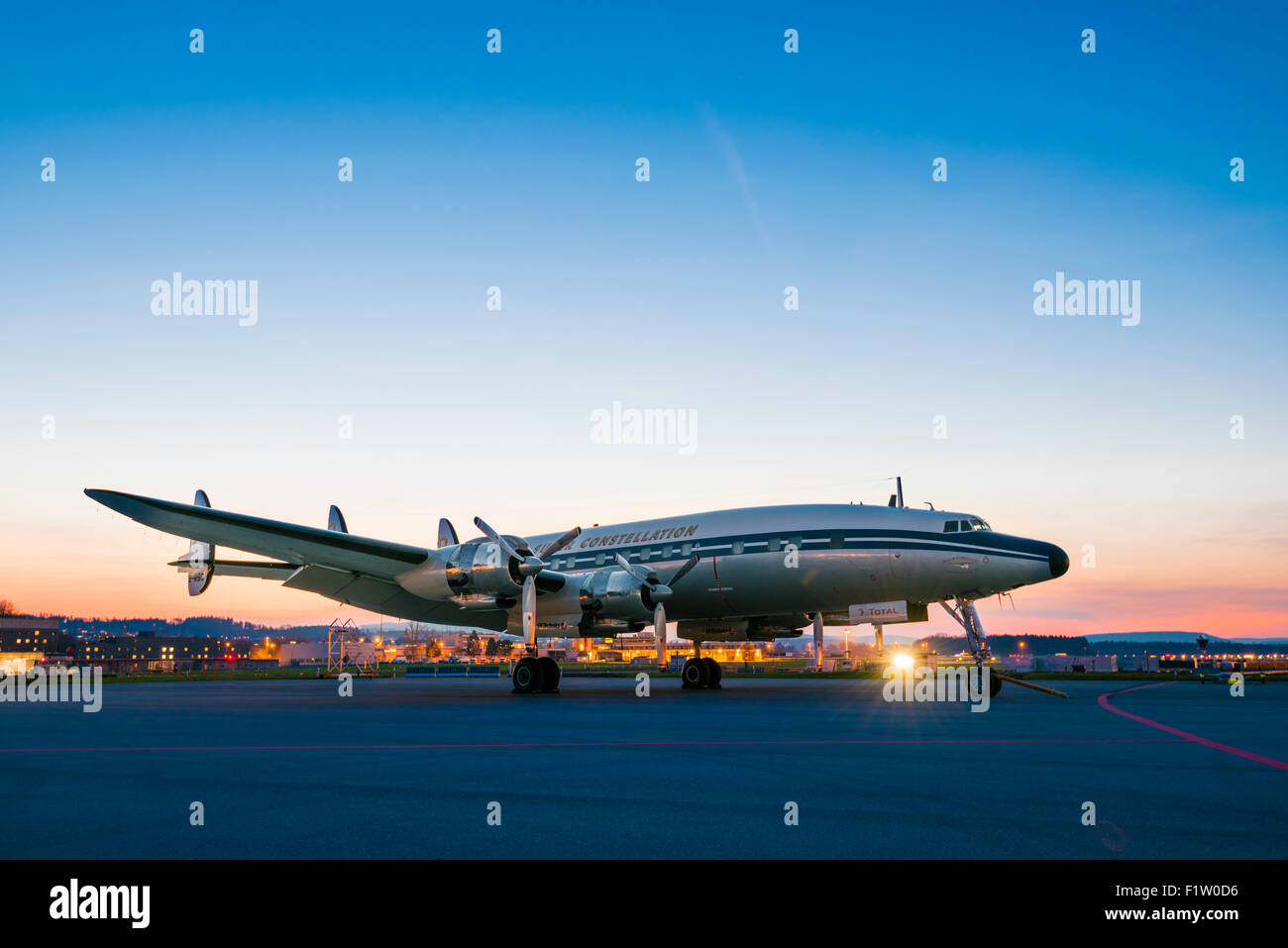 Lockheed super constellation aircraft hi-res stock photography and ...