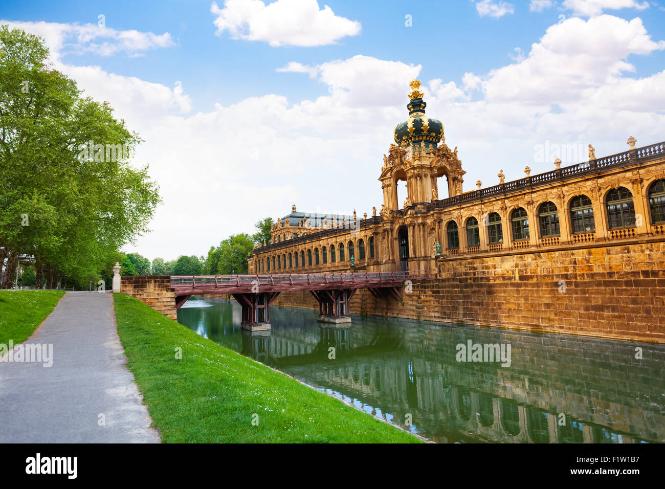 Canal and Dresden art gallery buildings Stock Photo - Alamy